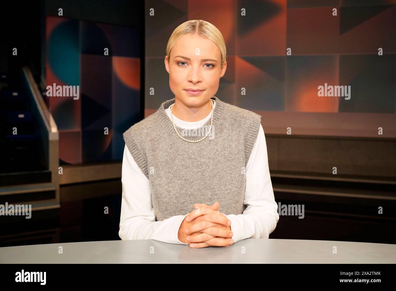 Lena Cassel in der ARD-Talkshow hart aber fair im Studio Adlershof ...