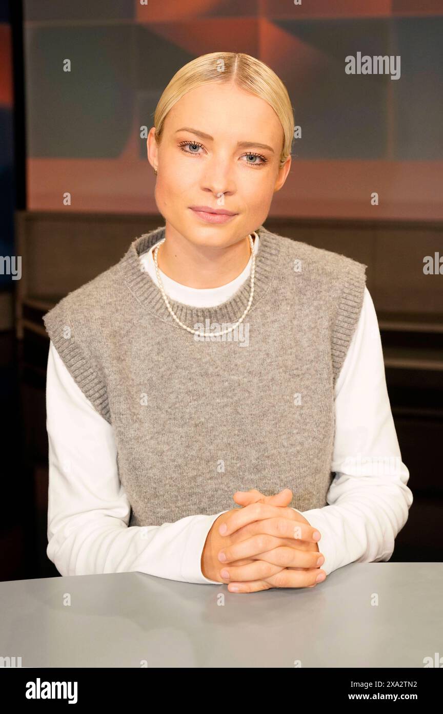 Lena Cassel in der ARD-Talkshow hart aber fair im Studio Adlershof ...