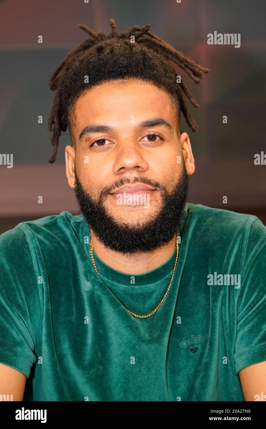 Philipp Awounou in der ARD-Talkshow hart aber fair im Studio Adlershof ...