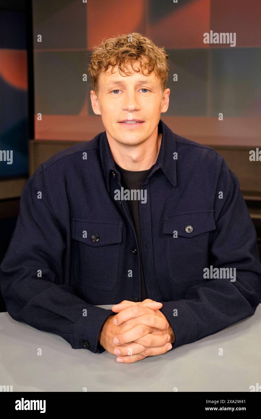 Tim Bendzko in der ARD-Talkshow hart aber fair im Studio Adlershof ...