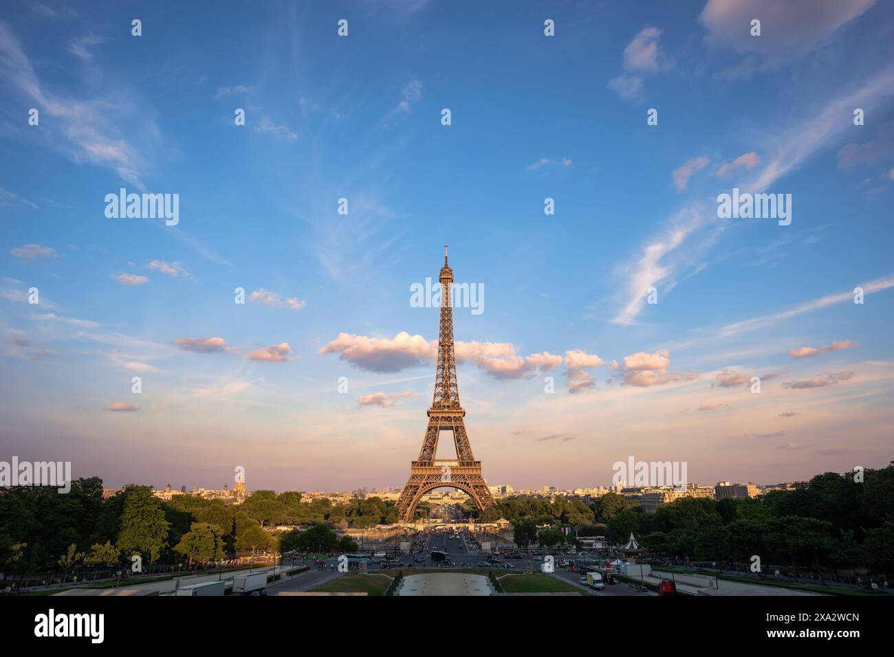 Paris eiffel tower sunset trocadero view hi-res stock photography and images - Alamy