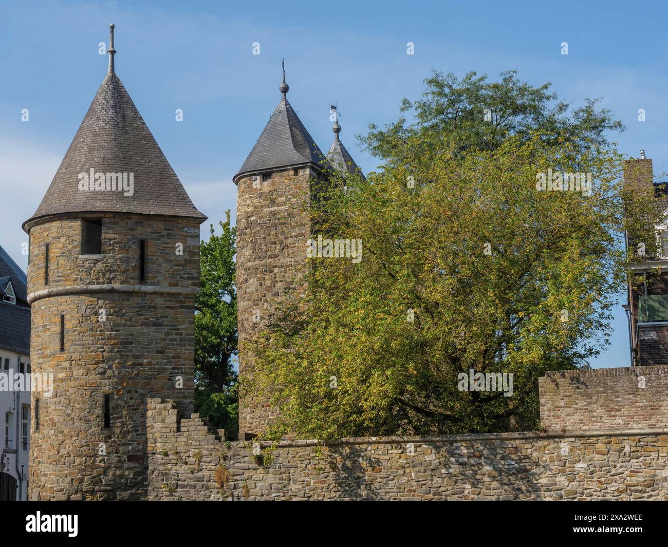 Stone round towers hi-res stock photography and images - Alamy