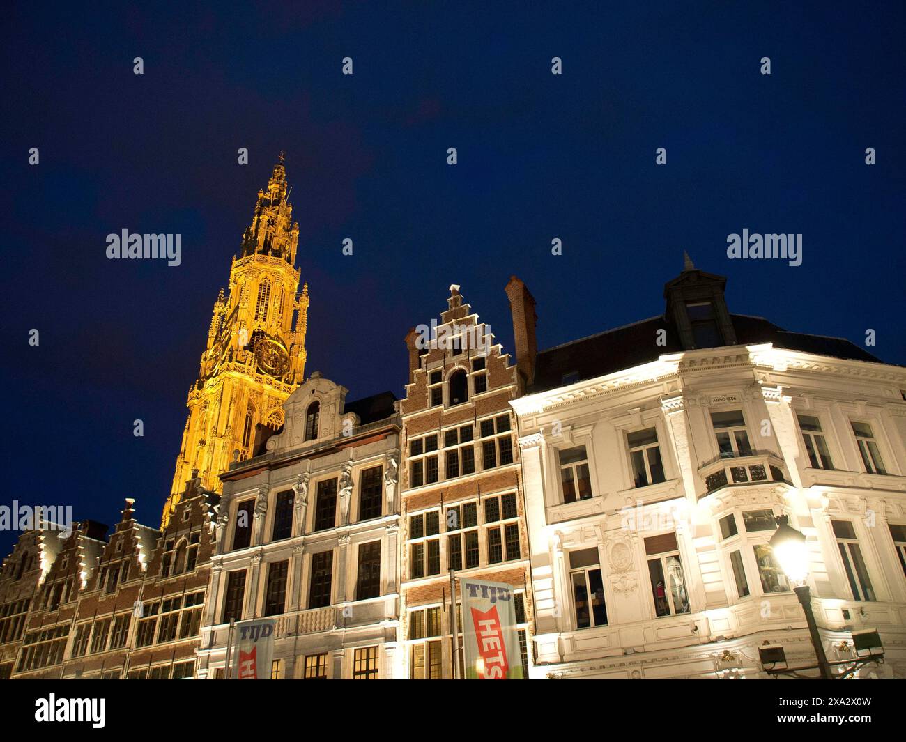 Illumination on in high rises hi-res stock photography and images - Alamy