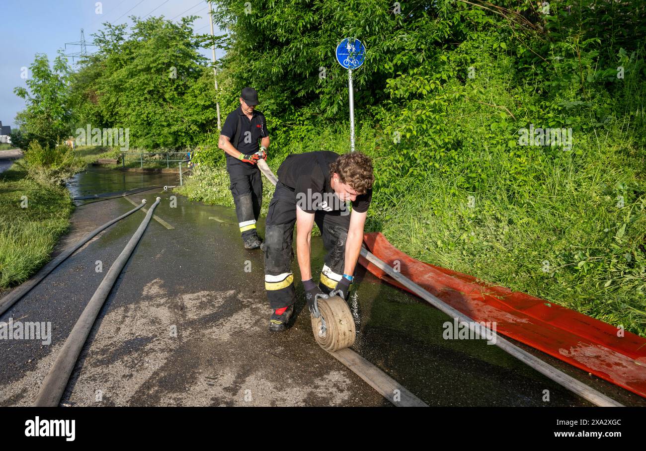 04 June 2024, Bavaria, Gundremmingen: Firefighters from Nuremberg pack ...