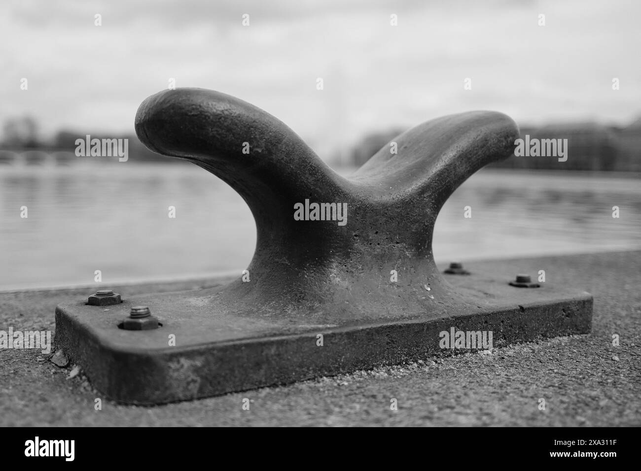 Ship bollard, behind it view over the Binnen Alster, black and white ...