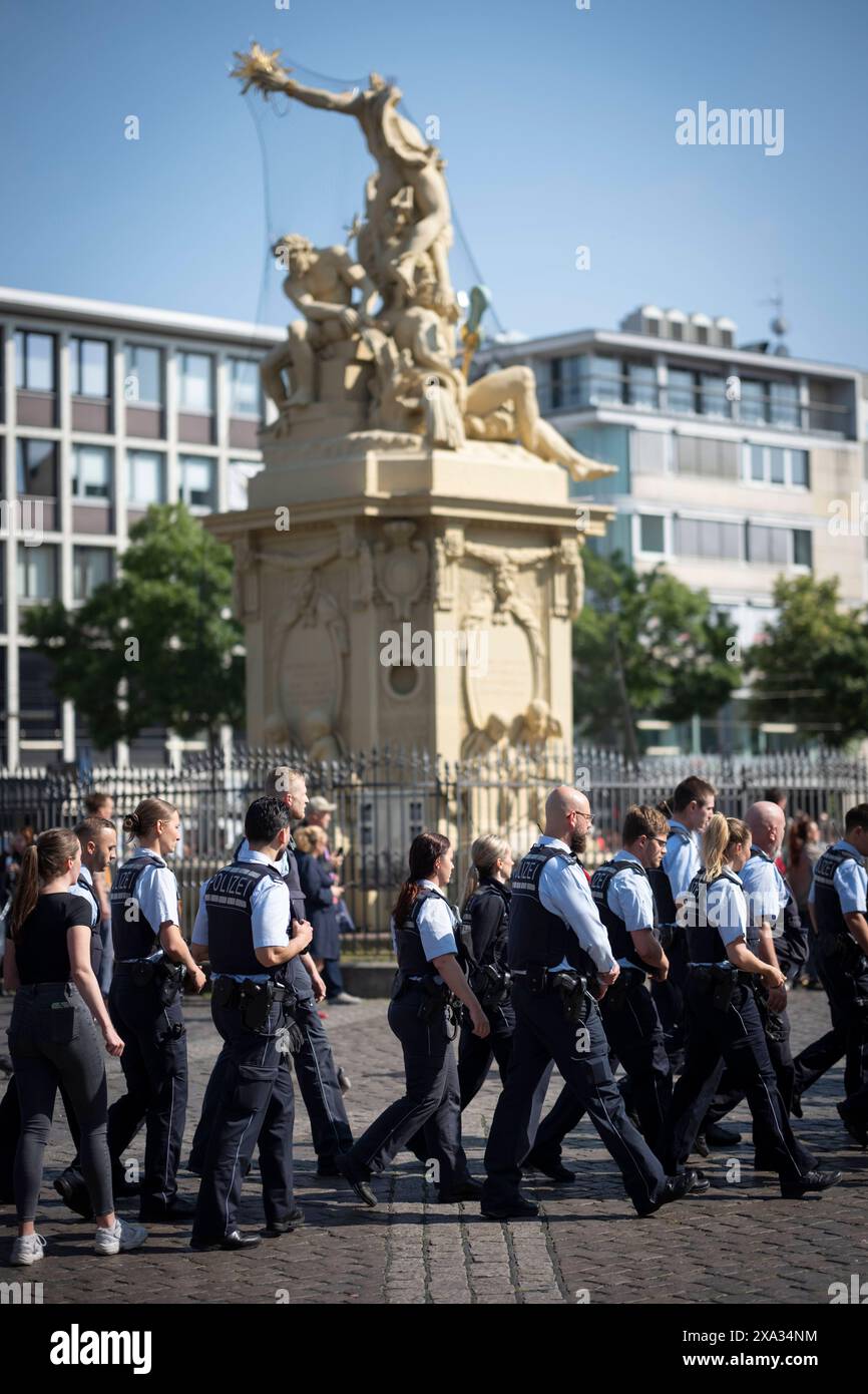 Trauer um einen 29-jaehrigen Polizeibeamten, der nach einer Messerattacke in Mannheim gestorben ...