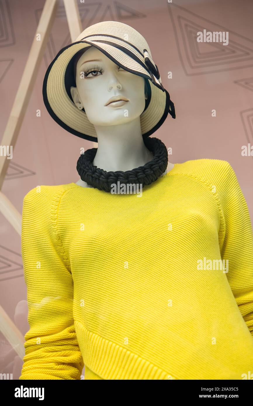 A yellow jumper hi-res stock photography and images - Alamy