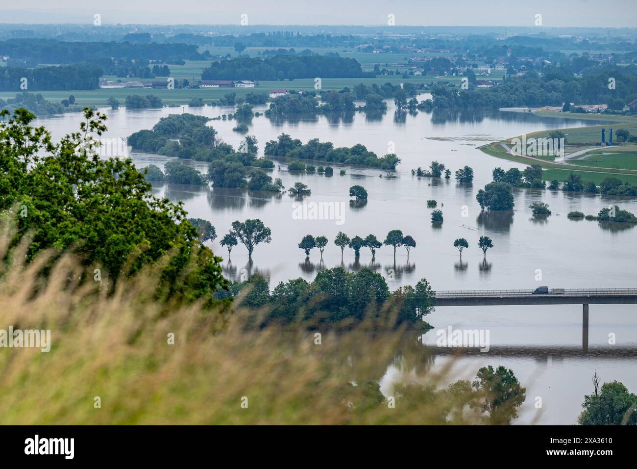 Bogen, Germany. 04th June, 2024. The Danube is flooding. After heavy ...