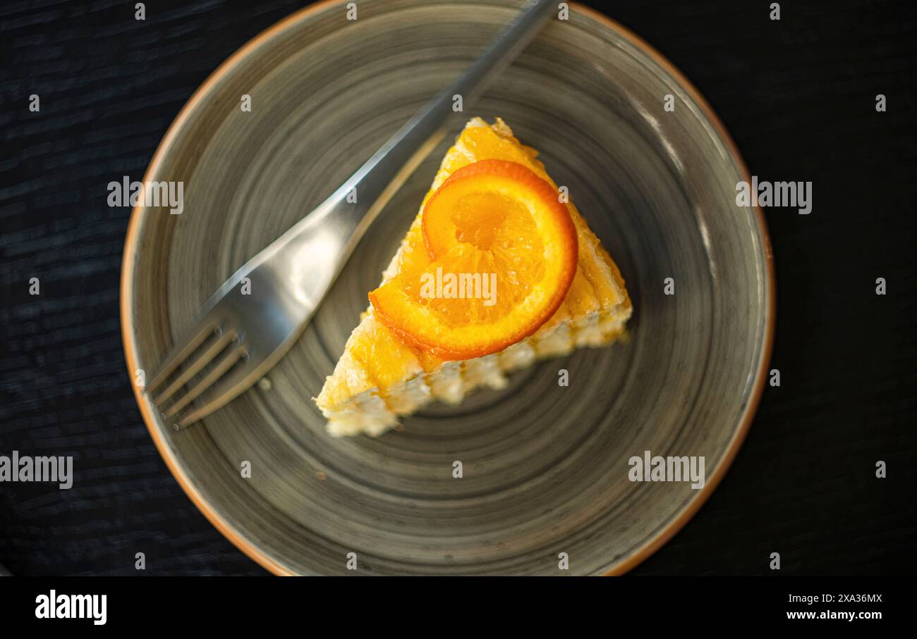 Vertical shot layered cake hi-res stock photography and images - Alamy