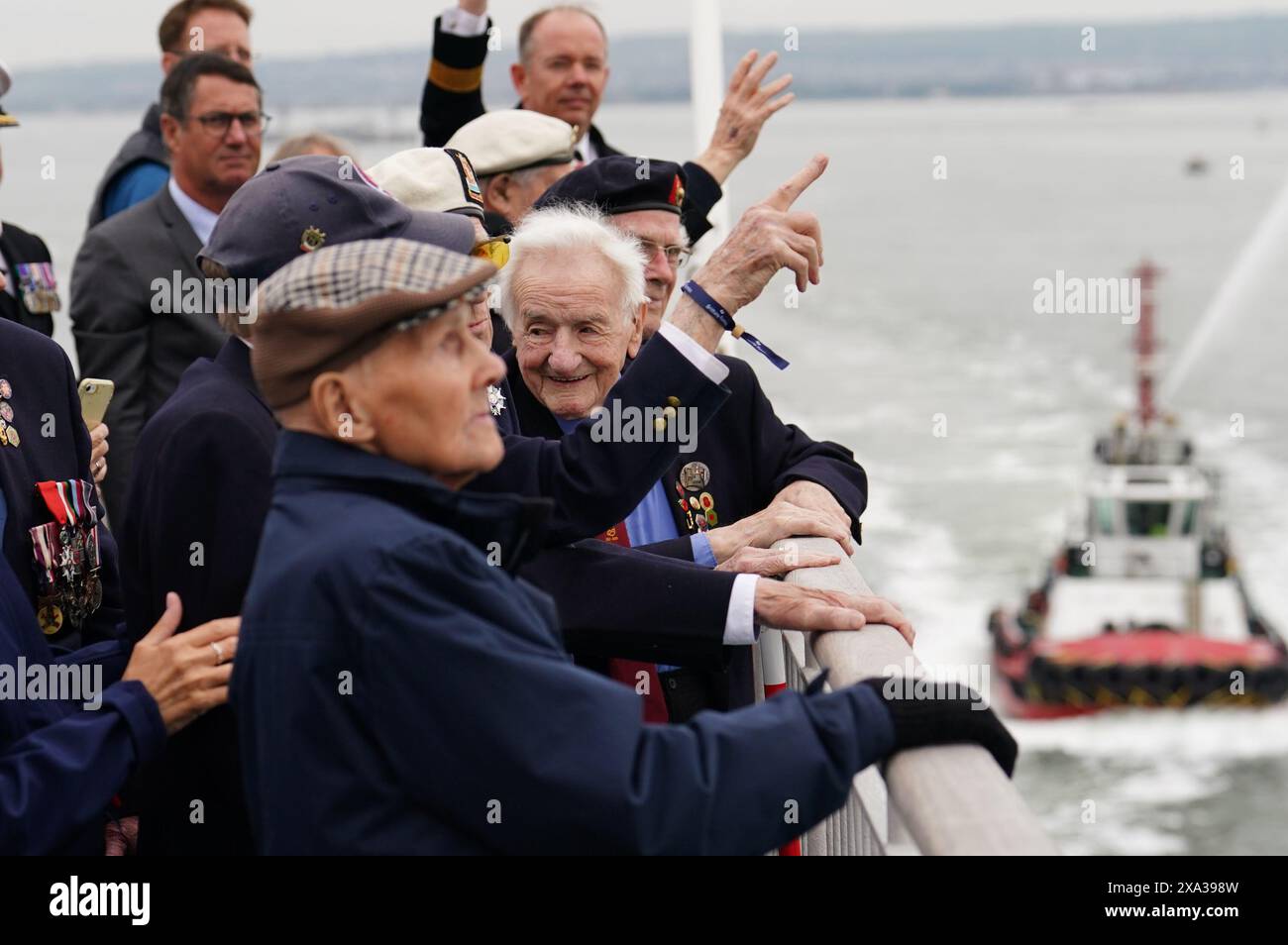 D-Day veteran Albert Keir (right), 98, from Bakewell, Derbyshire ...