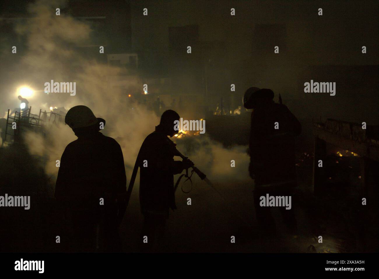 Firefighting cooling phase hi-res stock photography and images - Alamy