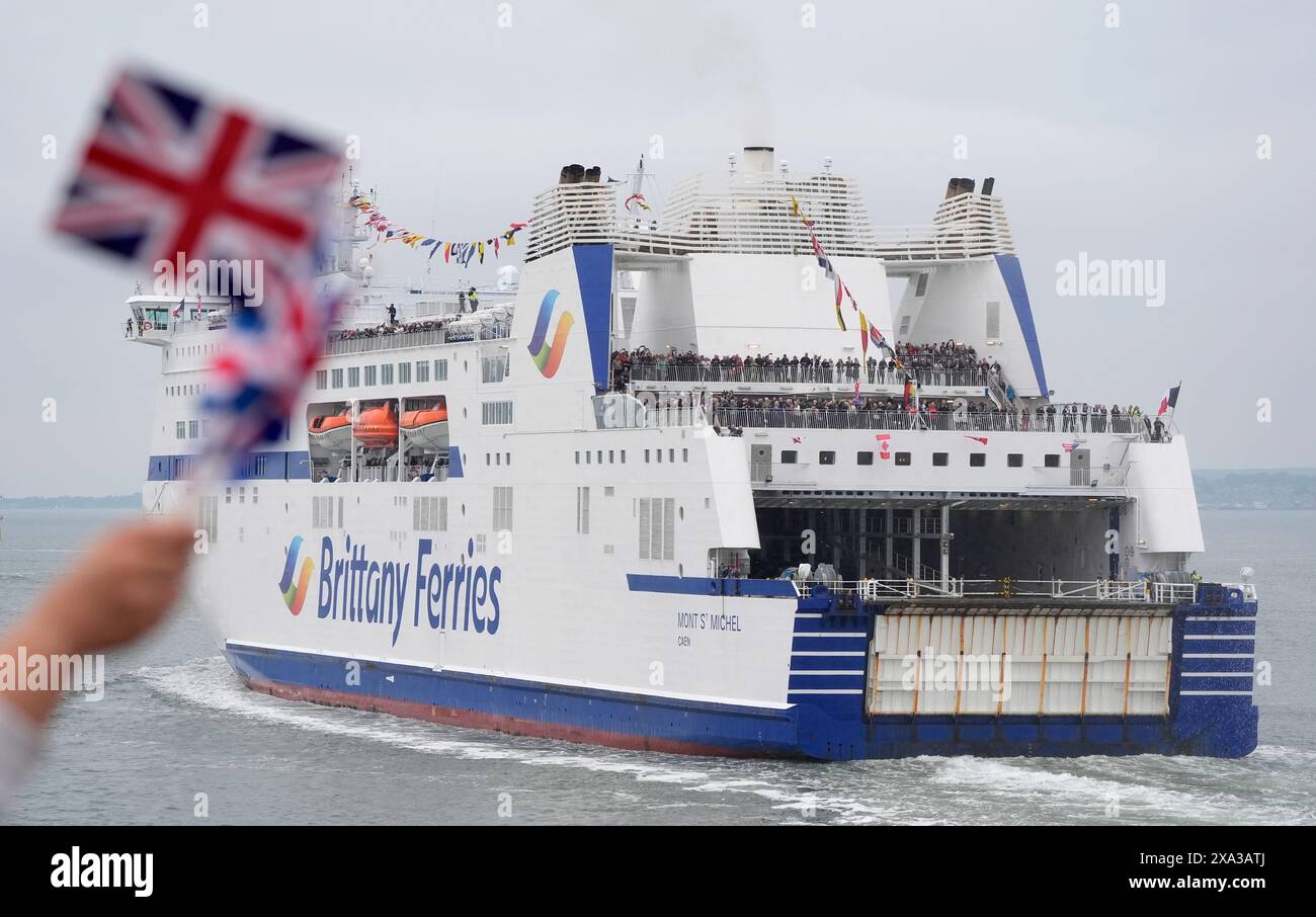The Brittany Ferries ship Mont St Michel passes the Round Tower as it ...