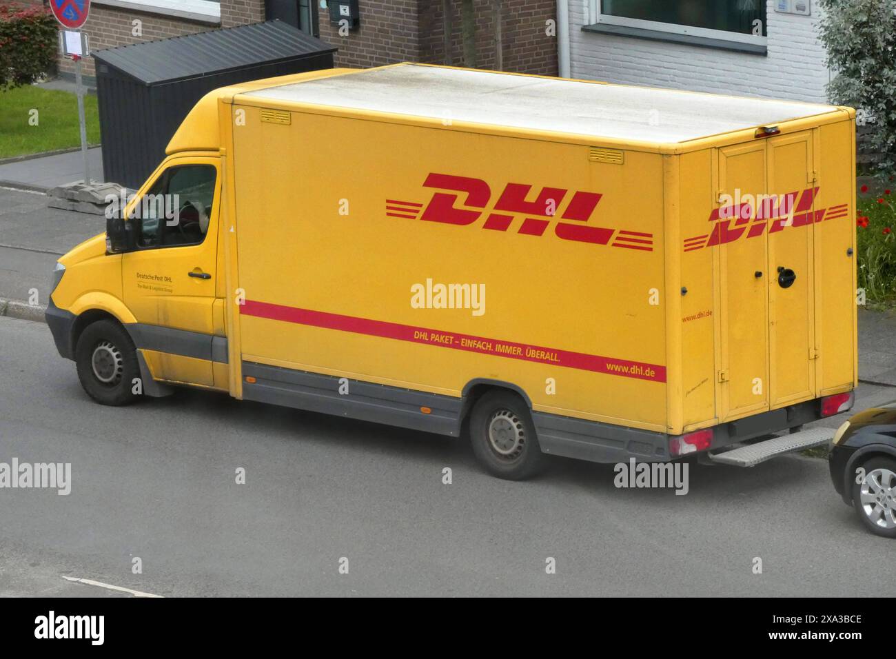 DHL Paketfahrer bei der Auslieferung. DHL *** DHL parcel driver ...