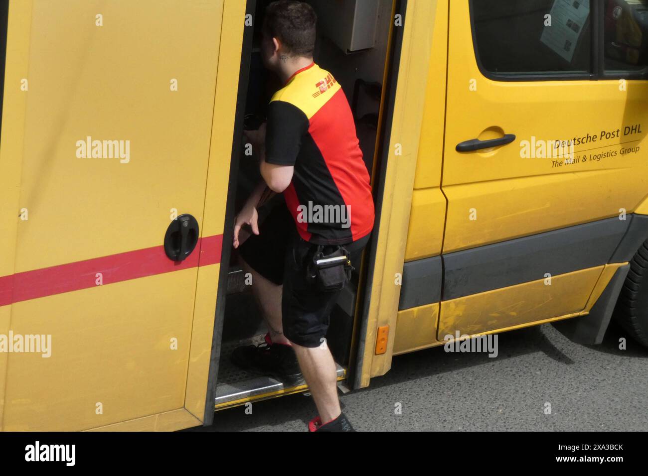 DHL Paketfahrer bei der Auslieferung. DHL *** DHL parcel driver ...