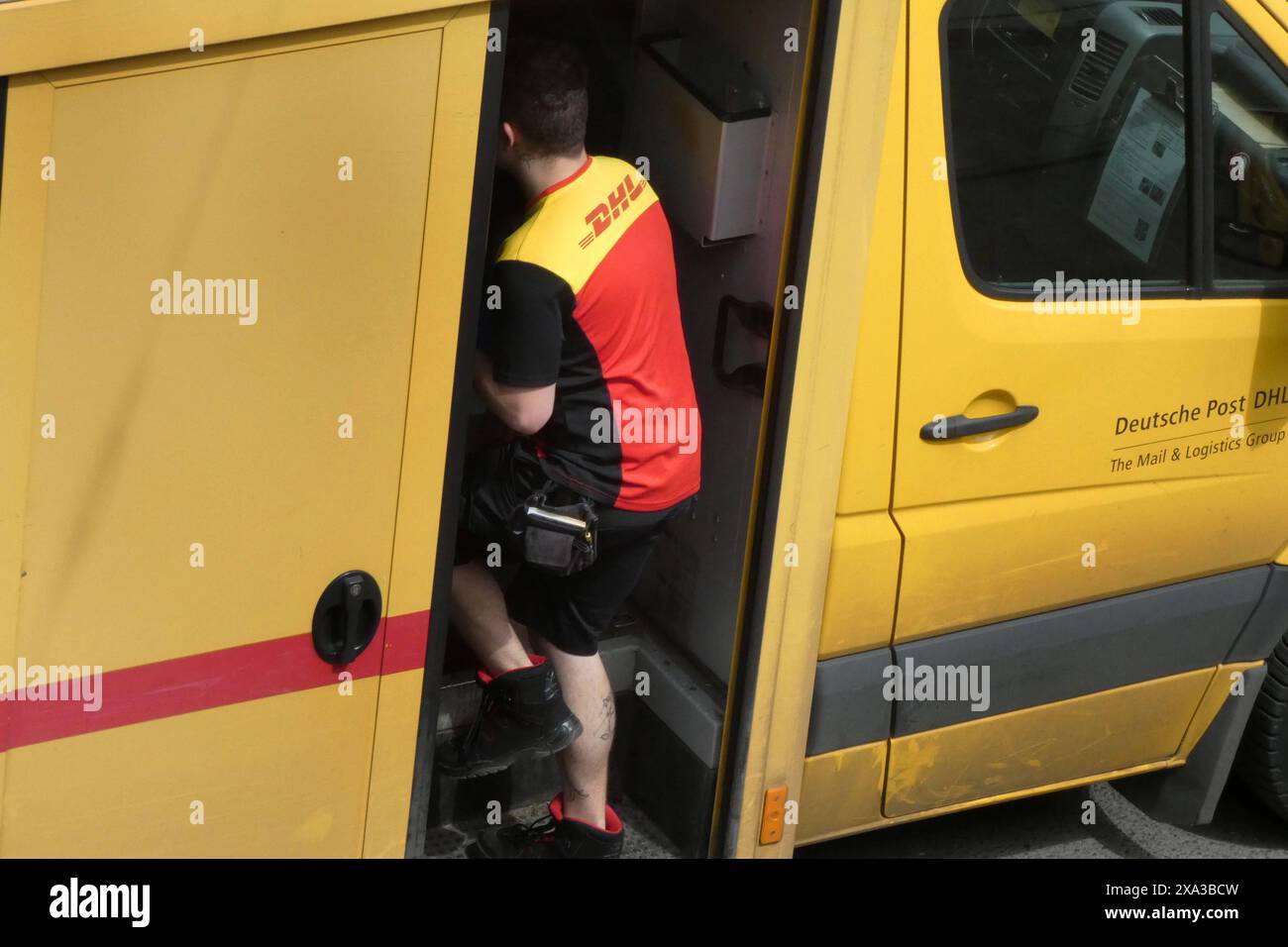 DHL Paketfahrer bei der Auslieferung. DHL *** DHL parcel driver ...