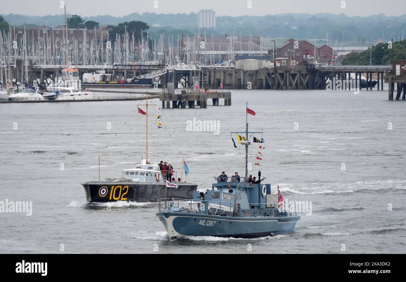 HSL 102 and HMS Medusa ML1387 (right) take part in an escort flotilla ...