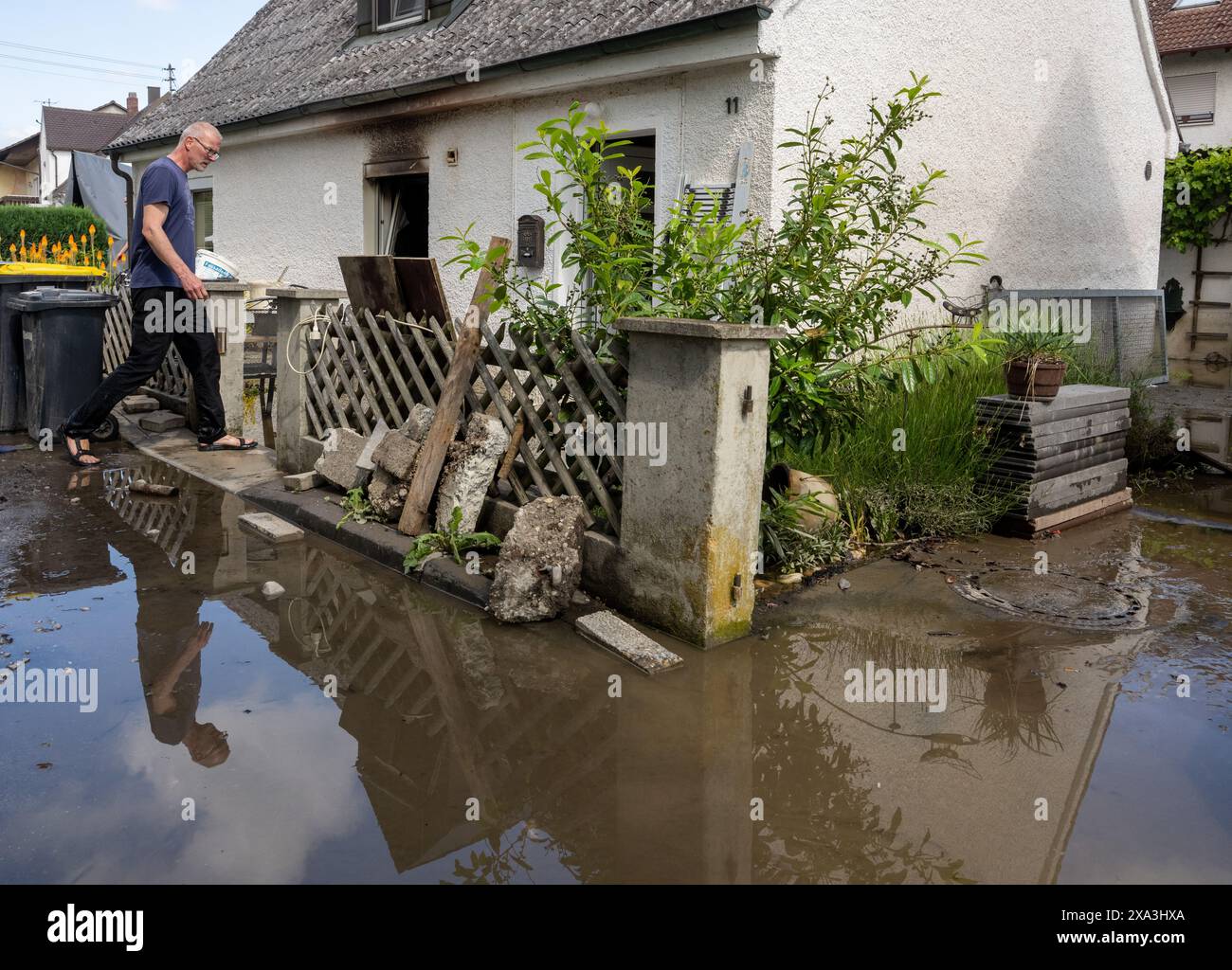 04 June 2024, Bavaria, Offingen: Frank Anschütz cleans up in front of ...