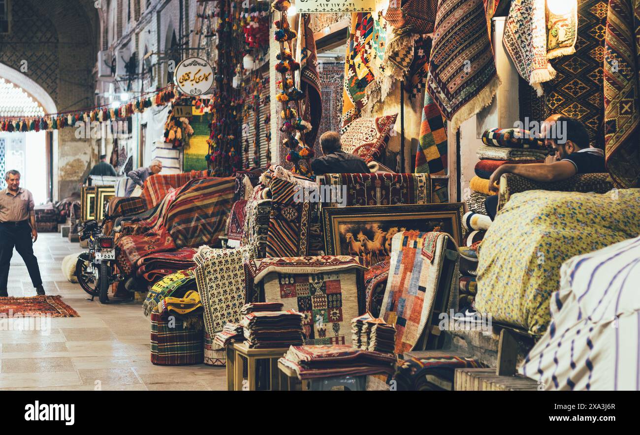 Shops in the Vakil bazaar, Shiraz, Iran Stock Photo - Alamy
