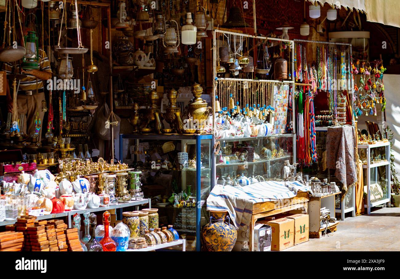 Nostalgia antiques bazaar hi-res stock photography and images - Alamy