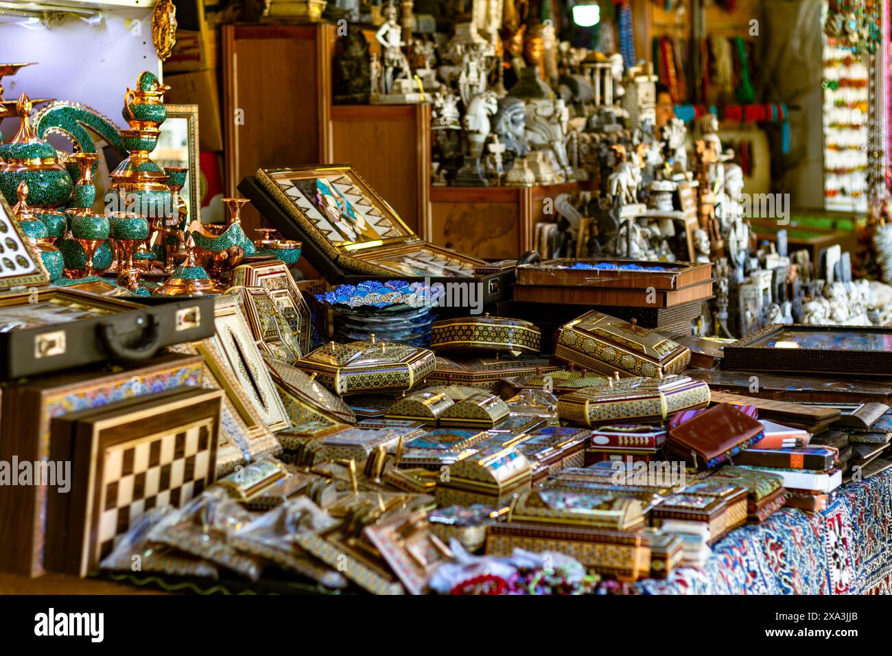 A traditional handicraft shop in the Vakil bazaar, Shiraz, Iran Stock ...