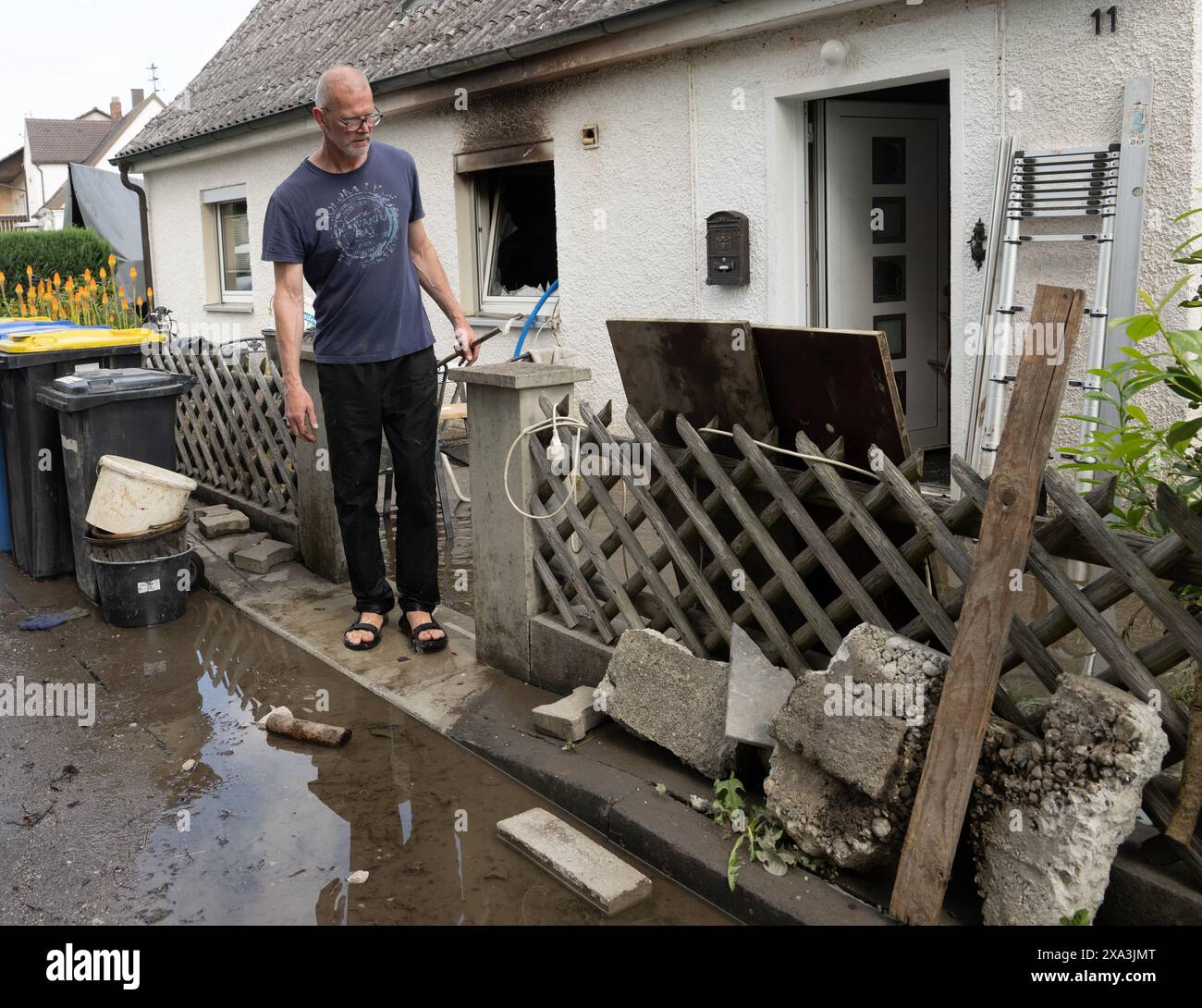04 June 2024, Bavaria, Offingen: Frank Anschütz cleans up in front of ...