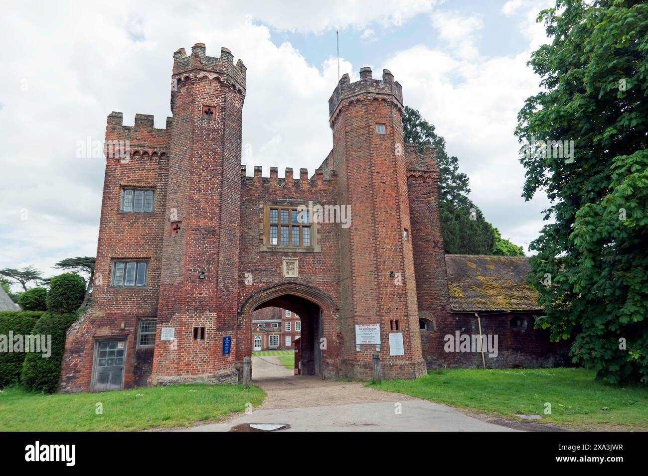 The gatehouse of Lullingstone Castle, Eynsford, Kent Stock Photo - Alamy