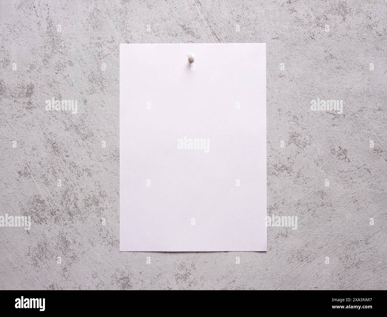 Blank white pinned paper hi-res stock photography and images - Alamy