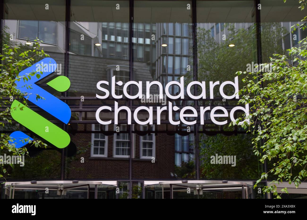 Standard chartered london head office hi-res stock photography and ...