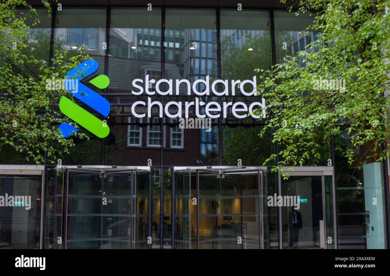 Standard chartered london head office hi-res stock photography and ...