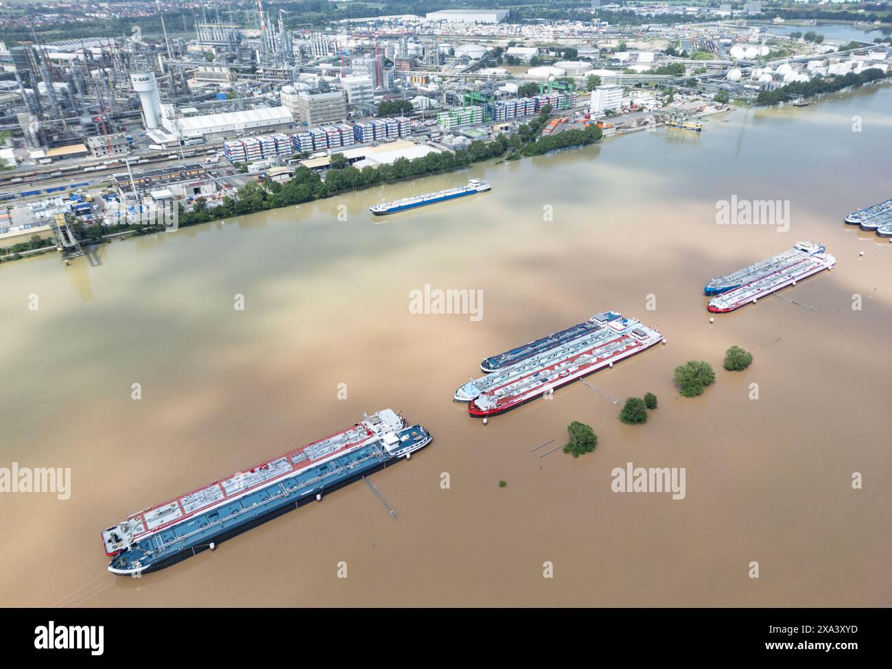 Mannheim, Germany. 05th June, 2024. Ships are anchored at high tide in ...