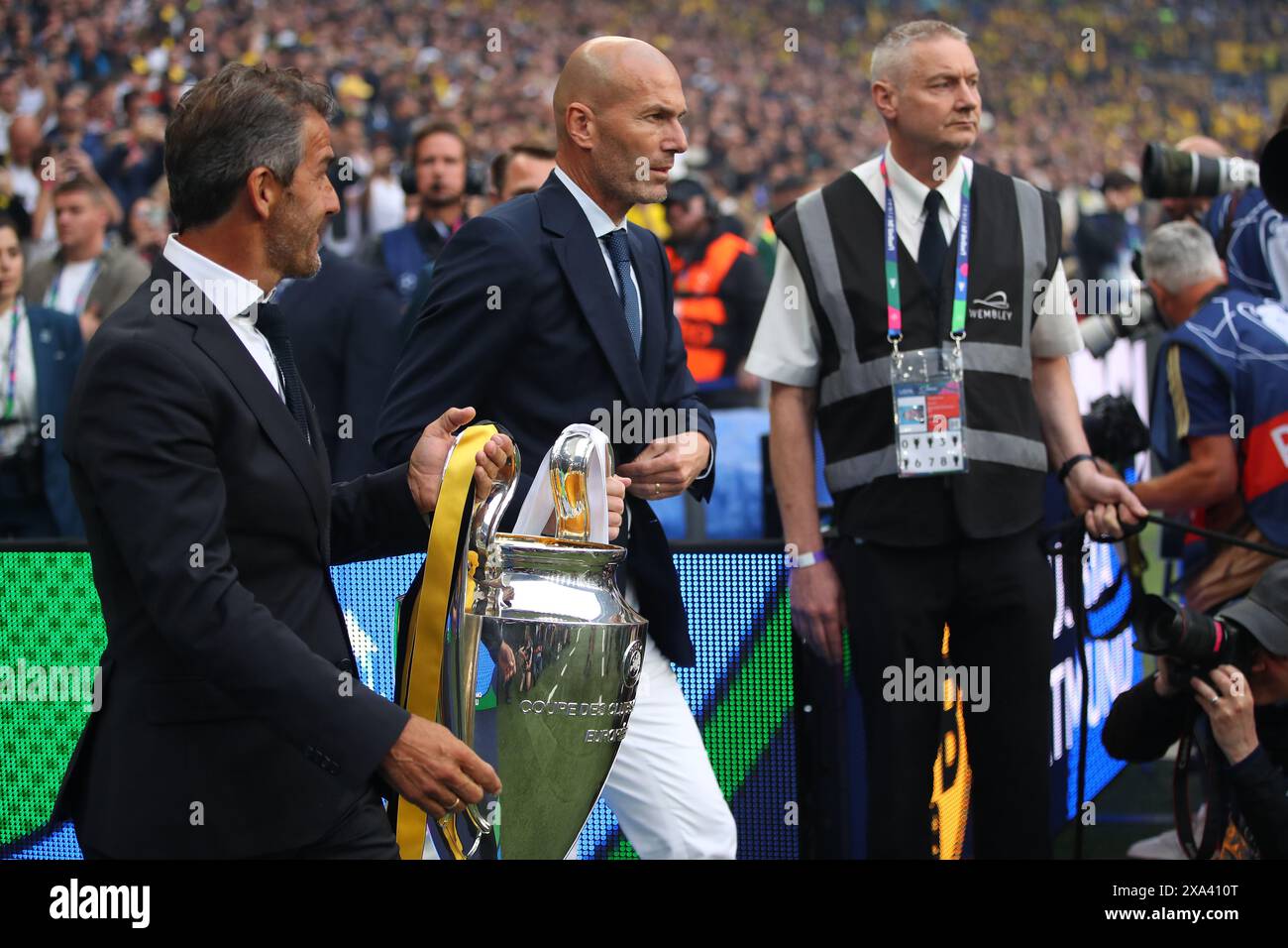 Zinedine Zidane and Karl Heinz Riedle carry out the UEFA Champions ...