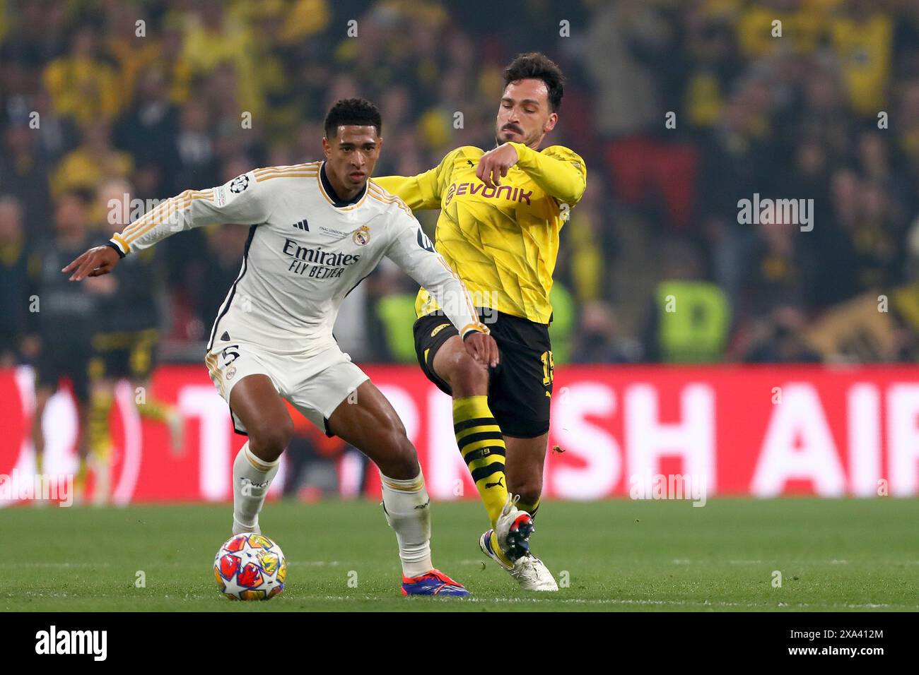 Jude Bellingham of Real Madrid and Mats Hummels of Borussia Dortmund ...