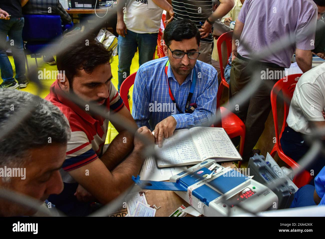 Electronic voting machine india hi-res stock photography and images - Alamy