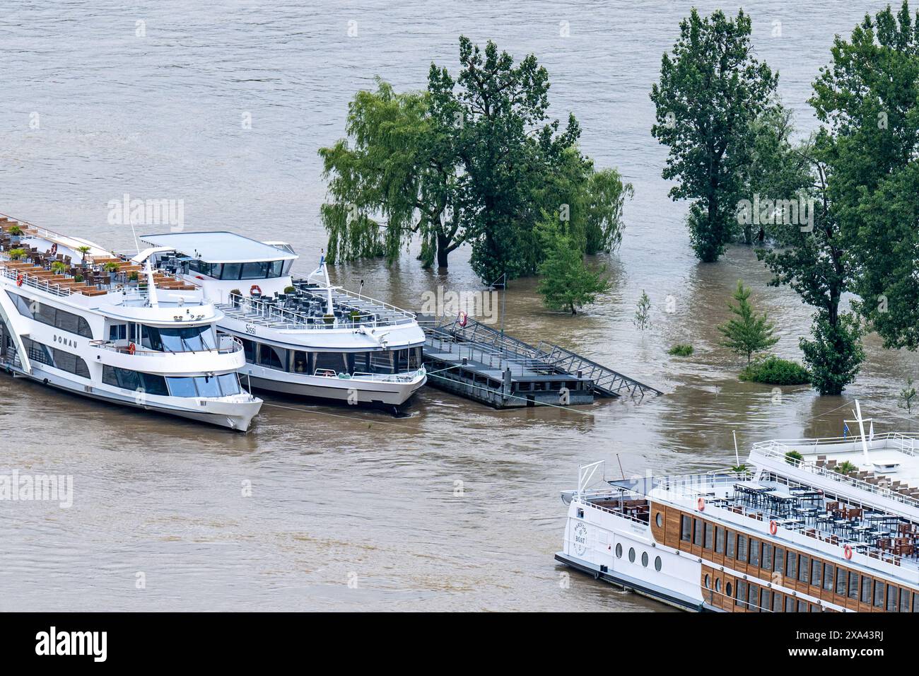 Passau, Germany. 04th June, 2024. Parts of the old town are flooded by ...