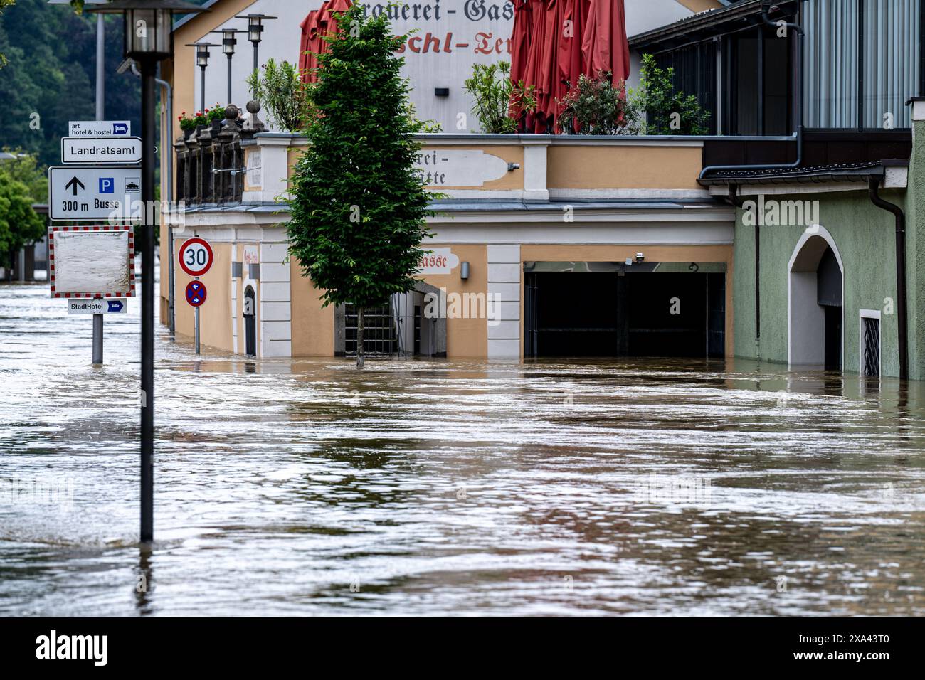 Passau, Germany. 04th June, 2024. Parts of the old town are flooded by ...