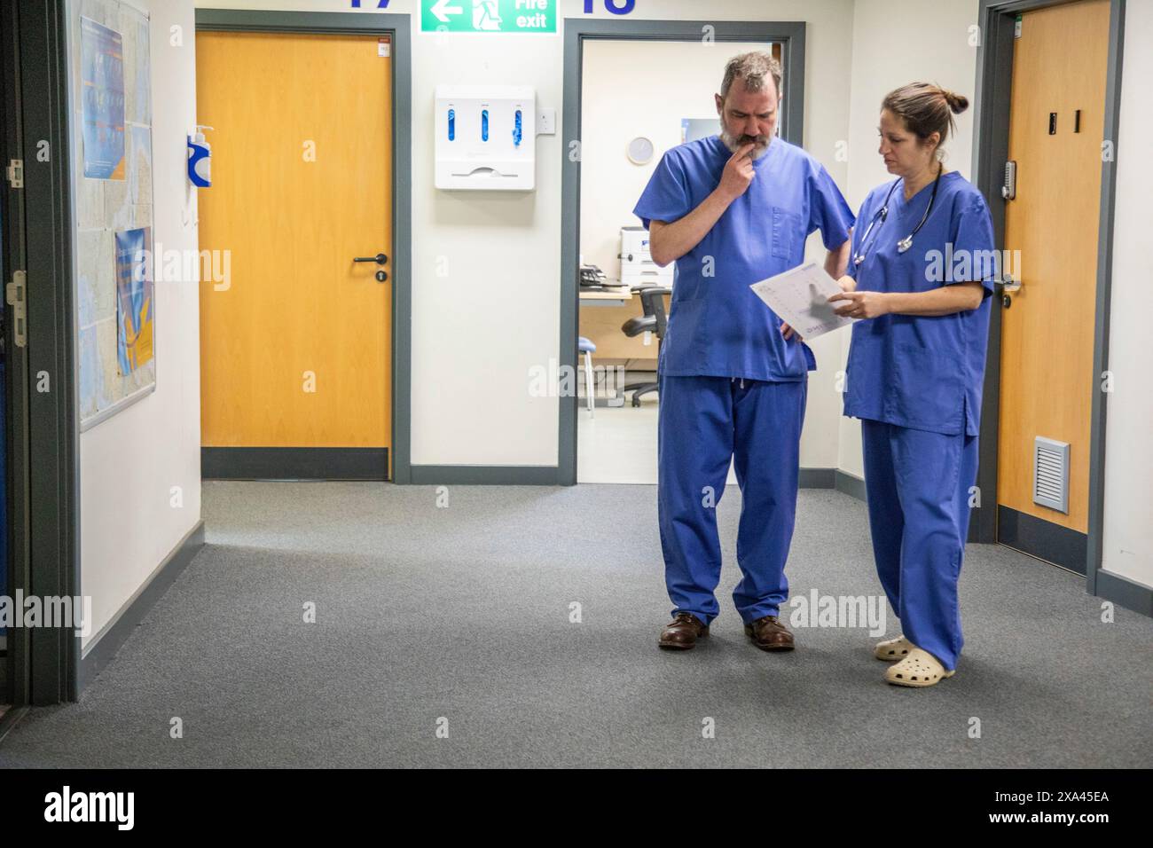 Female healthcare workers hi-res stock photography and images - Alamy