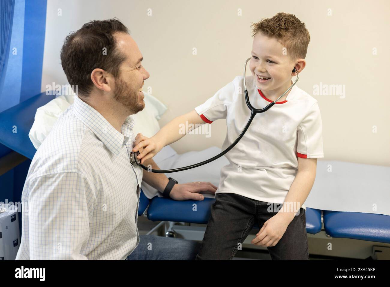 Boy doctors doctor using hi-res stock photography and images - Alamy