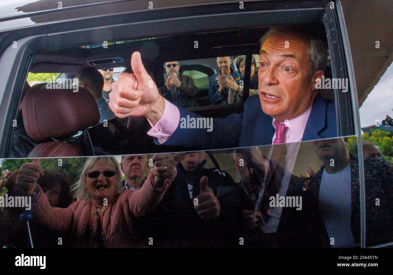 London, UK. 4th June, 2024. Nigel Farage gives the thumbs up as he ...