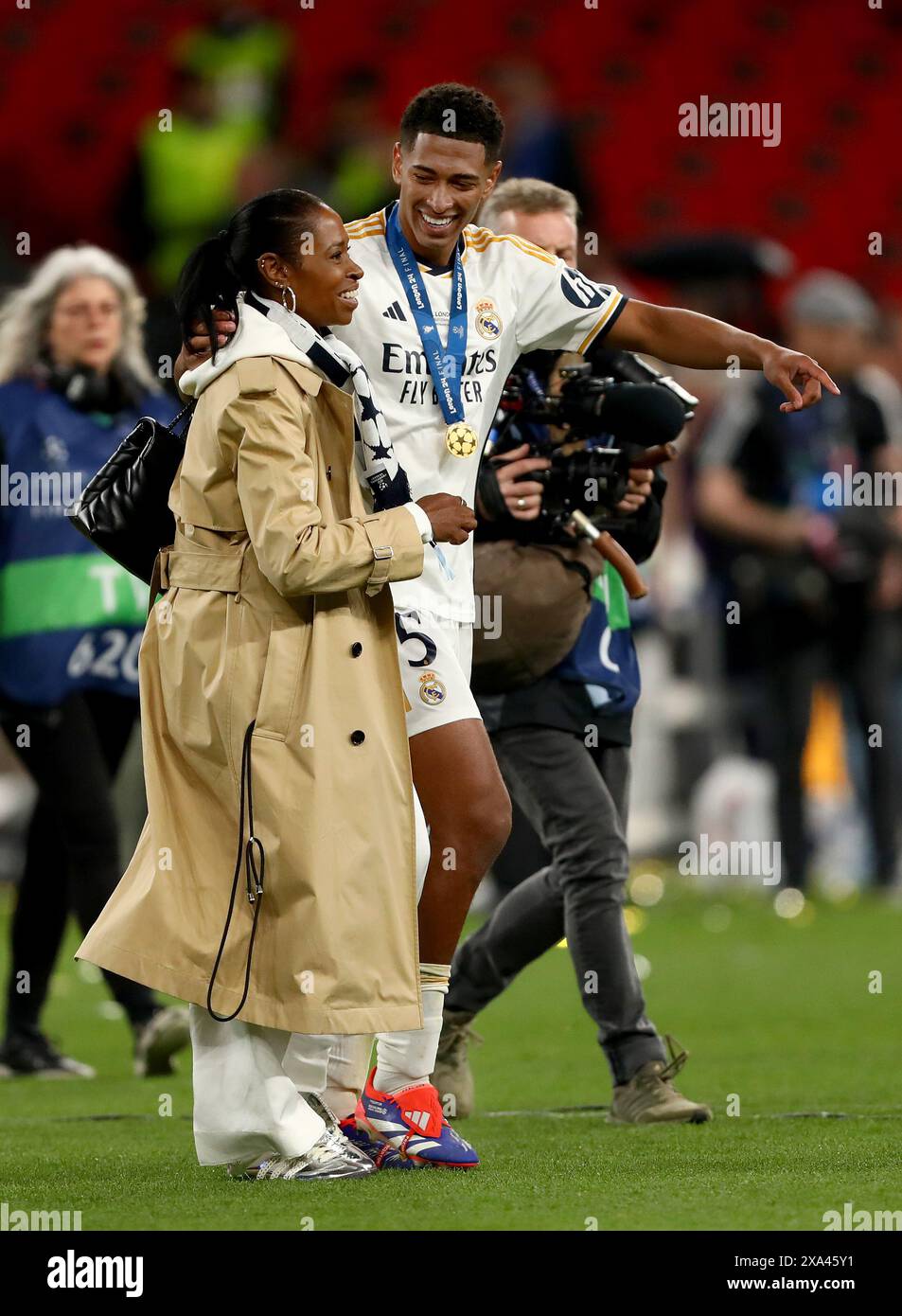 Jude Bellingham of Real Madrid celebrates with his Mum, Denise ...