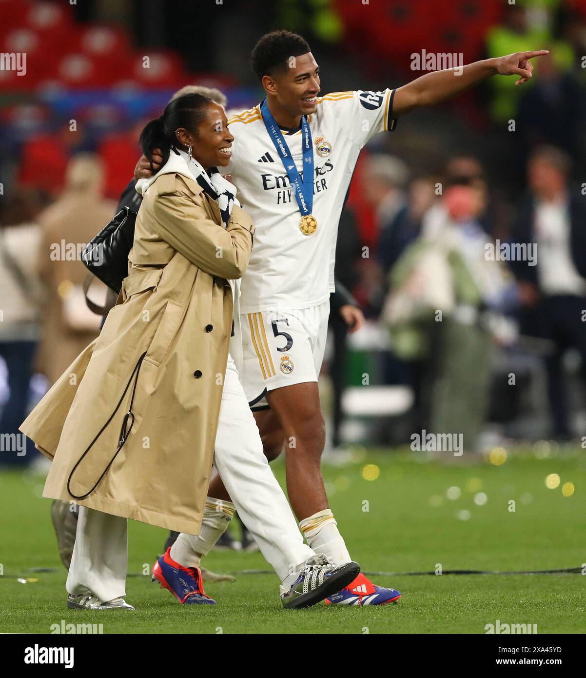 Jude Bellingham of Real Madrid celebrates with his Mum, Denise ...