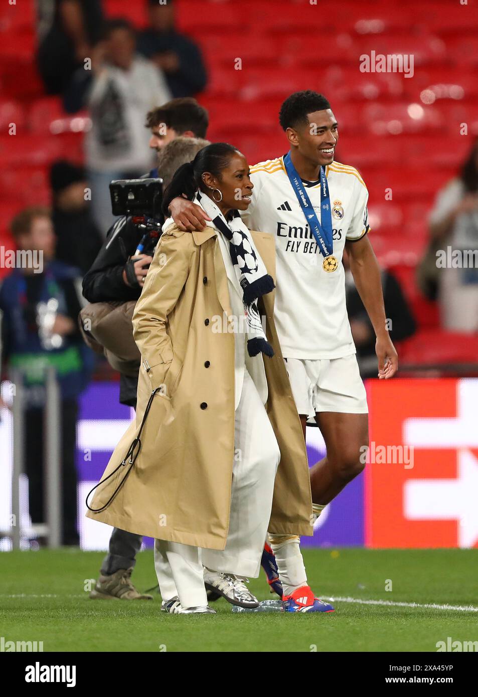 Jude Bellingham of Real Madrid celebrates with his Mum, Denise ...