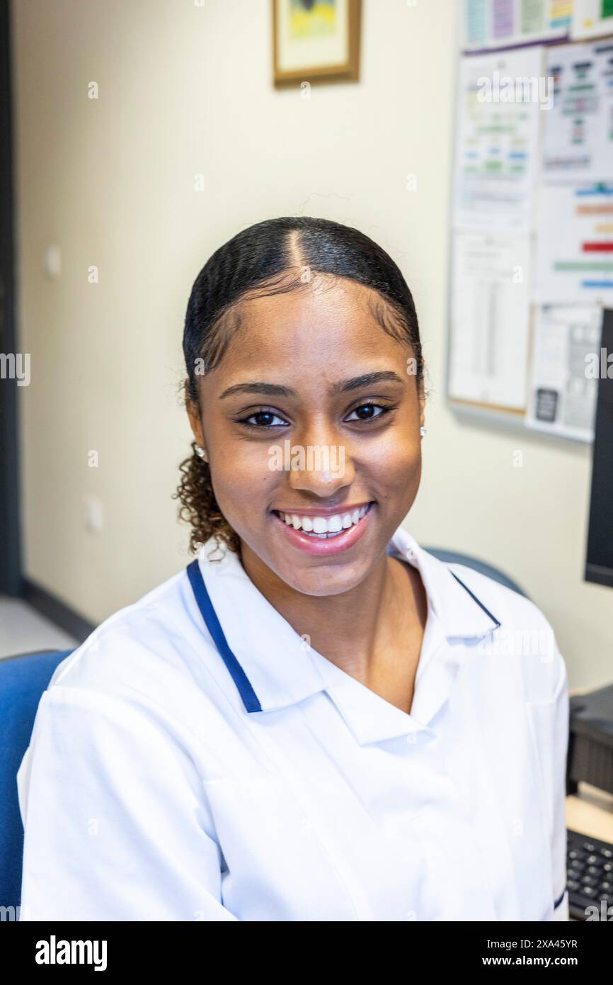 Smiling female medical worker hi-res stock photography and images - Alamy