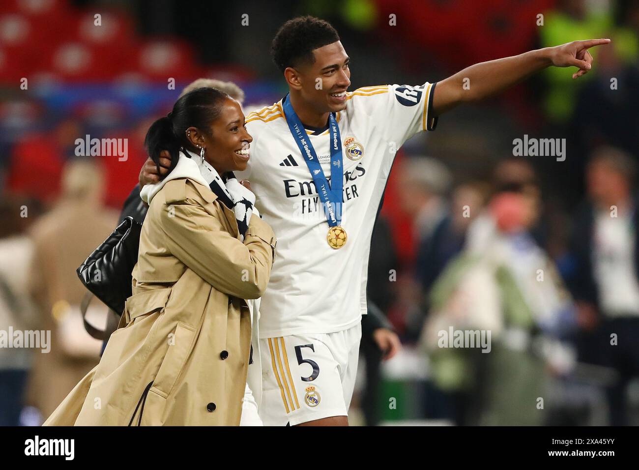 Jude Bellingham of Real Madrid celebrates with his Mum, Denise ...