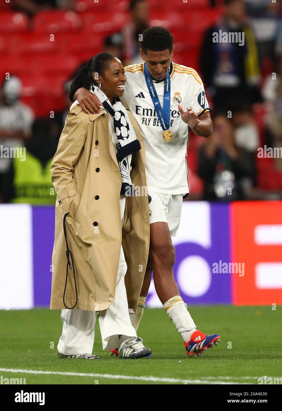 Jude Bellingham of Real Madrid celebrates with his Mum, Denise ...