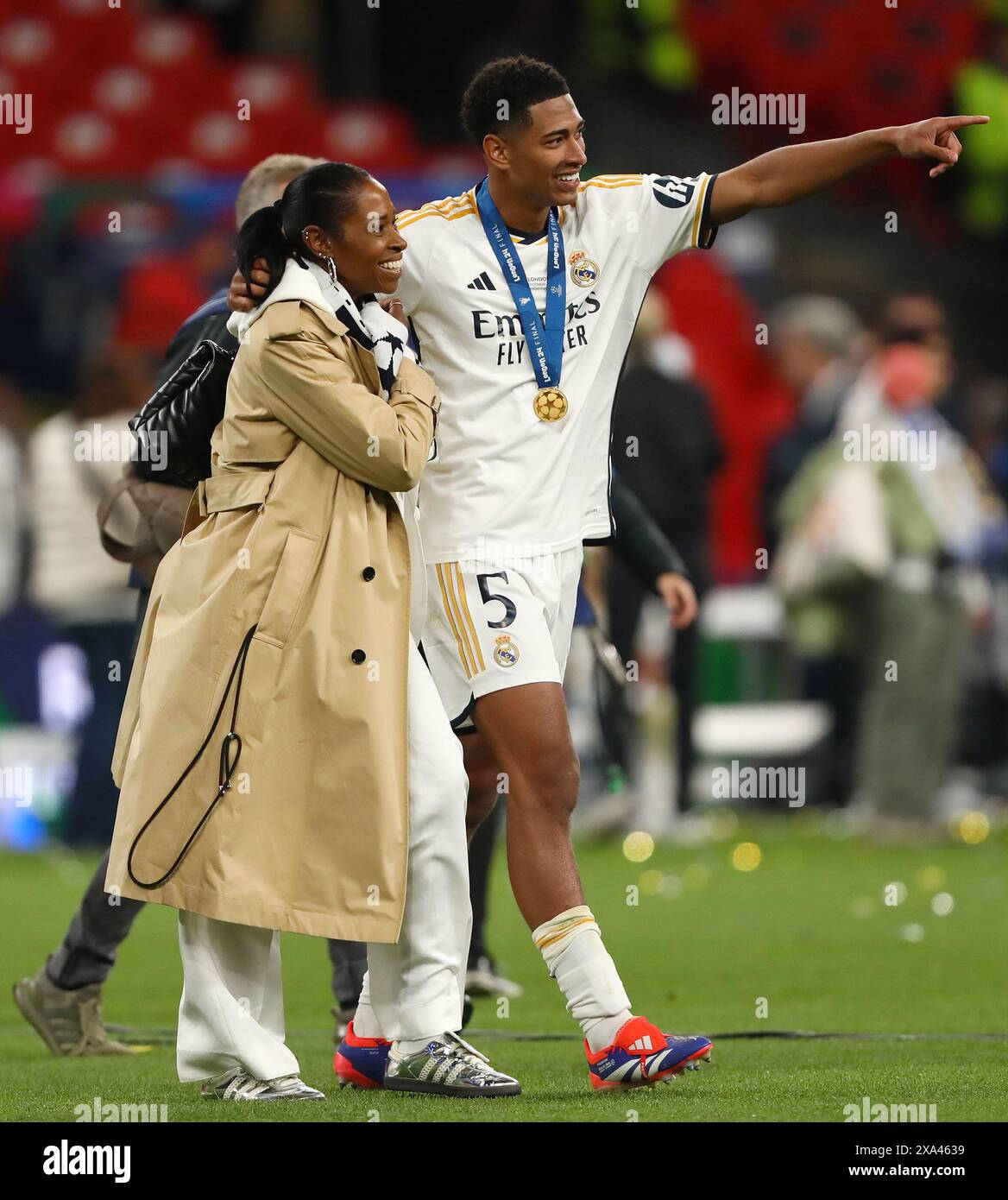 Jude Bellingham of Real Madrid celebrates with his Mum, Denise ...