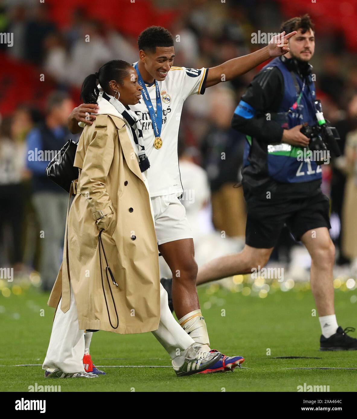 Jude Bellingham of Real Madrid celebrates with his Mum, Denise ...