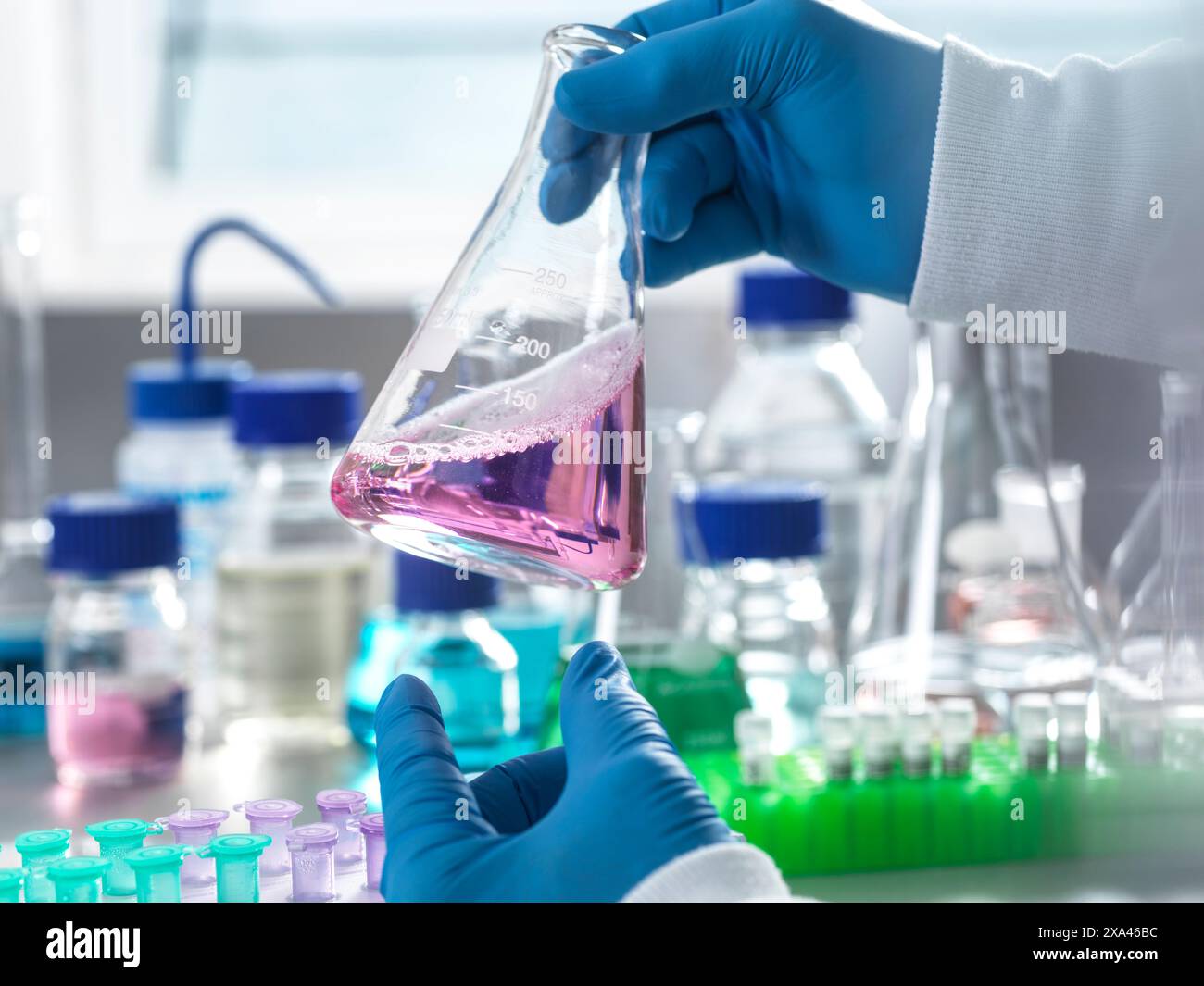 Lab flask liquid hi-res stock photography and images - Alamy
