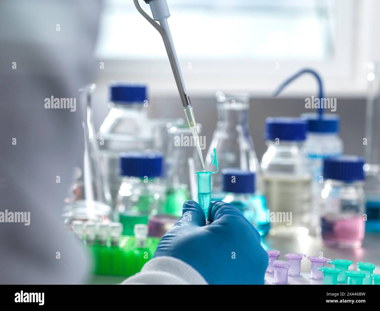 Pipetting hi-res stock photography and images - Alamy