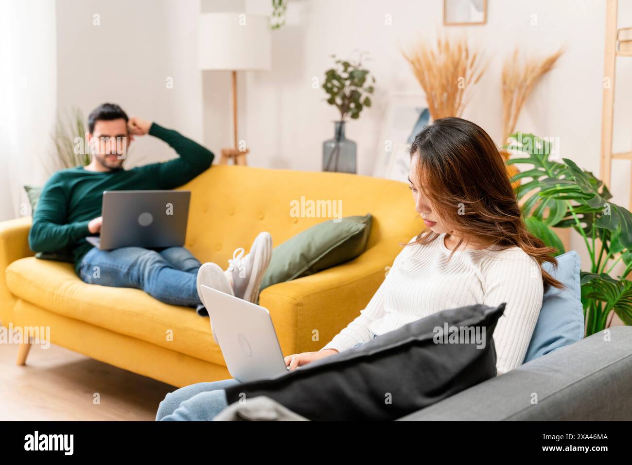 People sitting in living room hi-res stock photography and images - Alamy