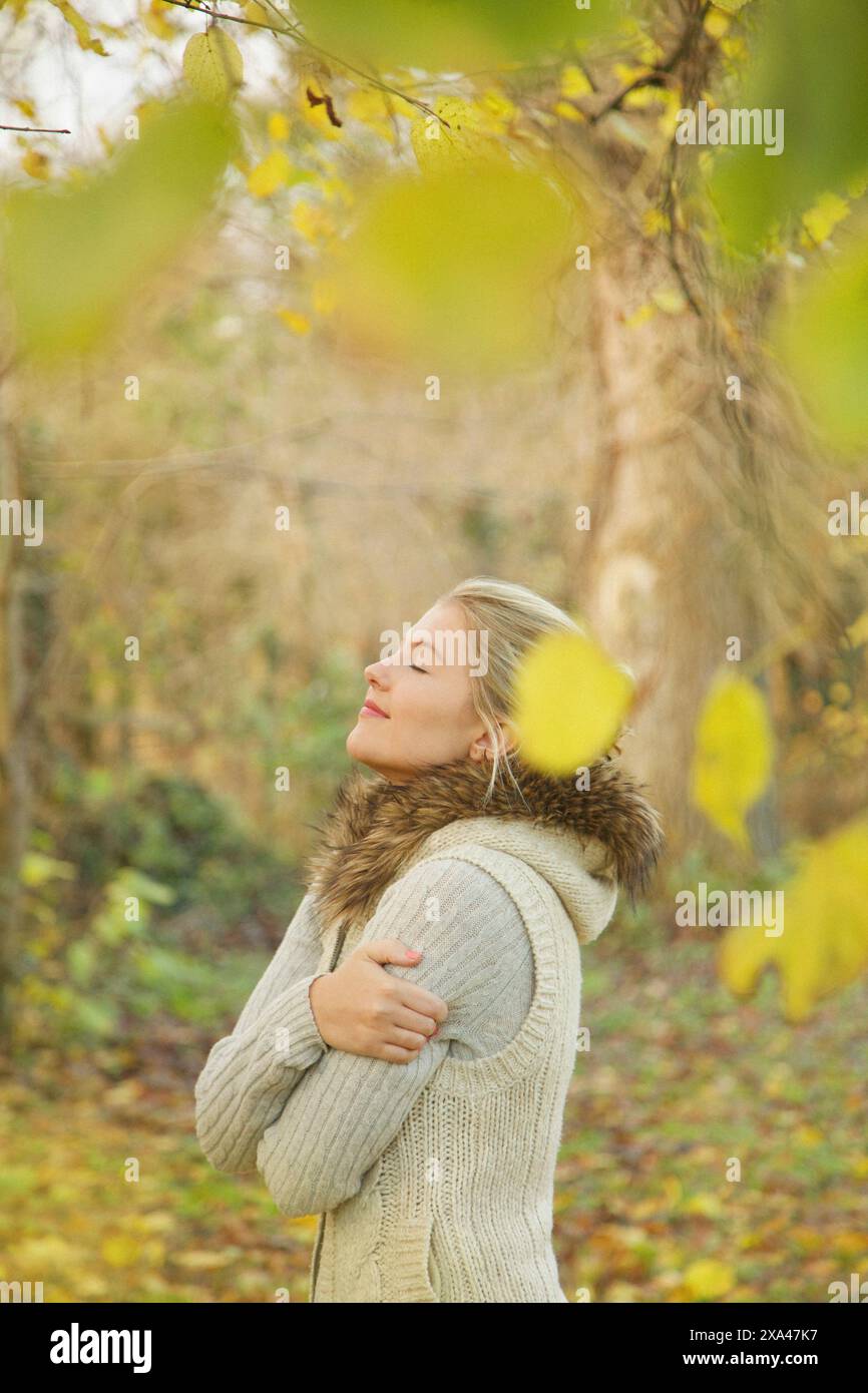 Half length profile back view hi-res stock photography and images - Alamy